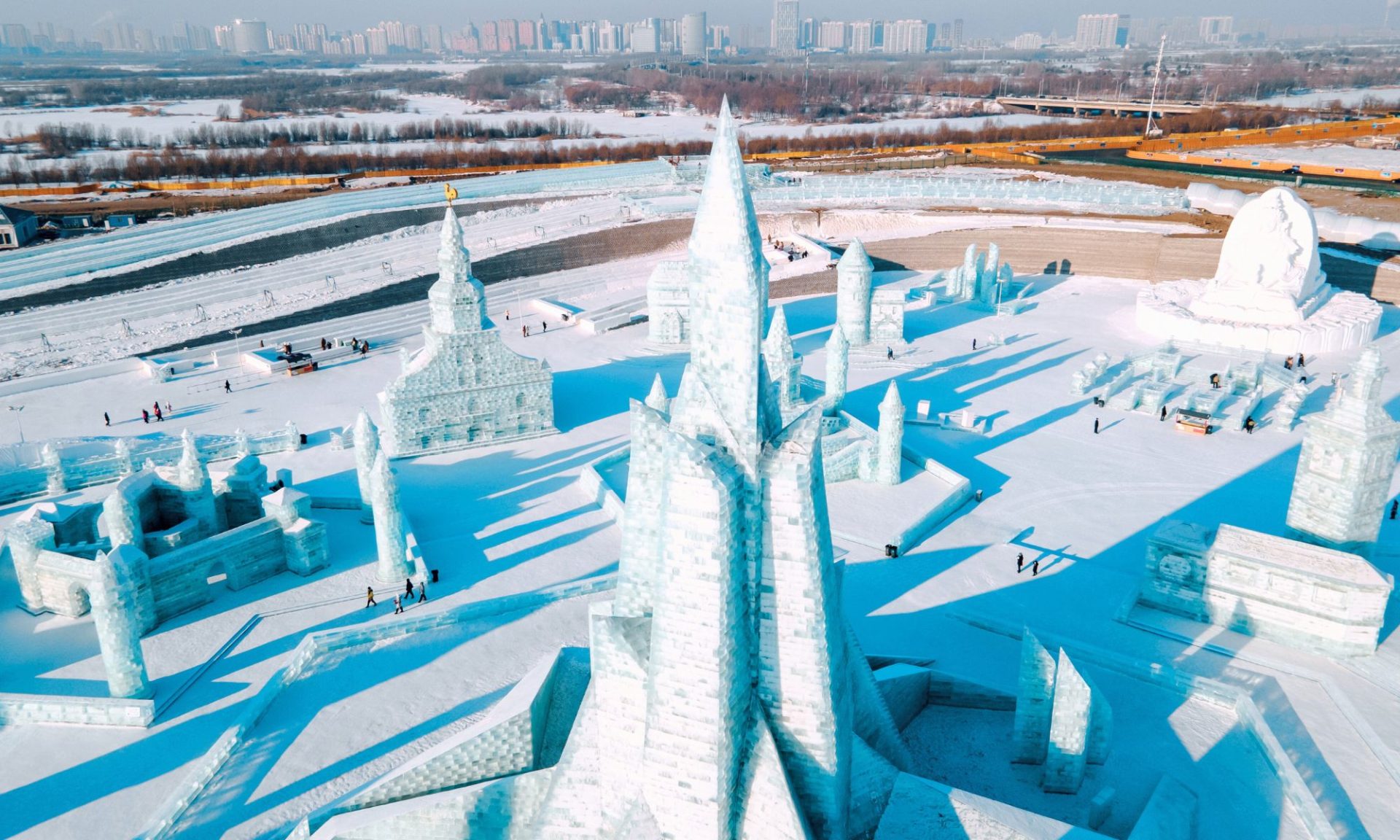 10 Christmas Holiday Destinations with Snow to Experience White ...