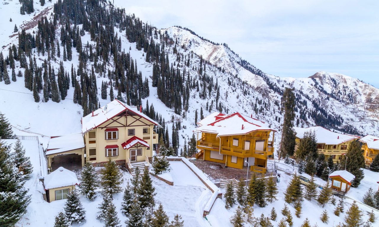 10 Christmas Holiday Destinations with Snow to Experience White ...
